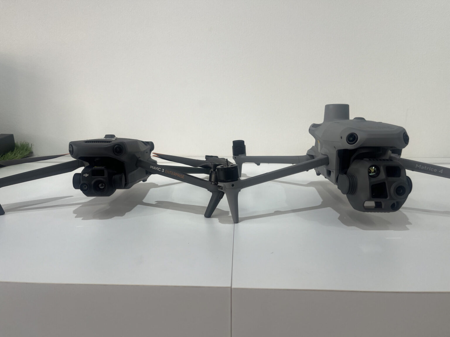 Matrice4T/Matrice4Eのデモ機が到着！弊社ショールームでご覧いただけます - ドローン国家資格取得｜DJI認定ストア大阪